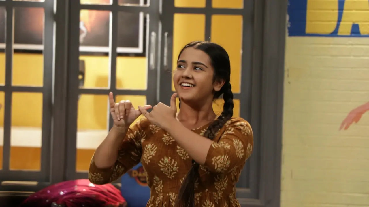 Tara Inspired by Sonakshi Sinha’s Dance Moves