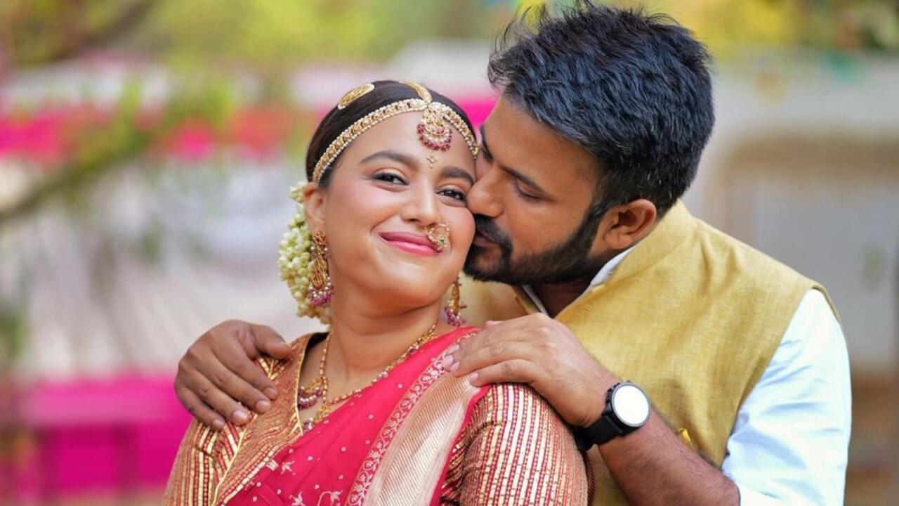 Fahad Ahmad Gives A Peck To Bride Swara Bhasker As They Enjoy Their Carnatic Musical Night