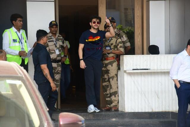Veer Pahariya Arjun Kapoor Manushi Chillar And Other Celebs Snapped At Kalina Airport