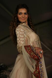 Shweta Kawatra walk the ramp for Shaina NC and Manish Malhotra at the ...