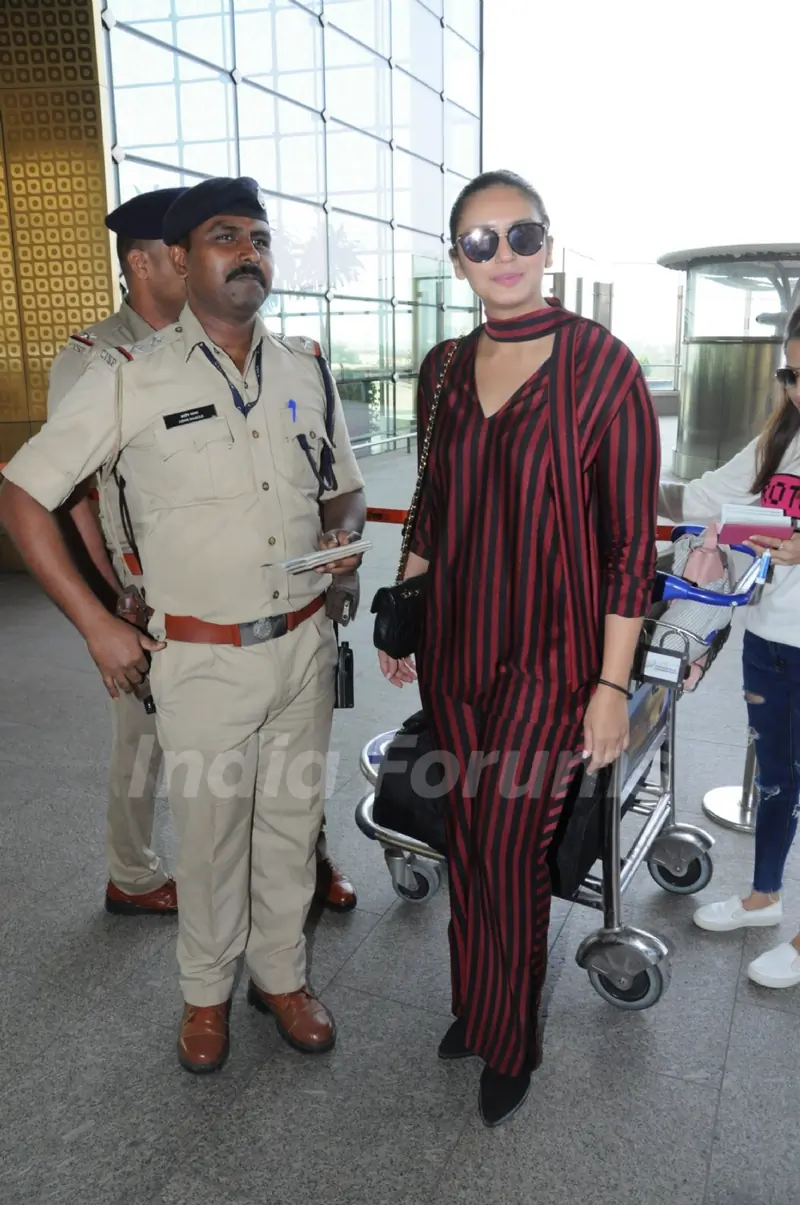 Huma poses Photo | 431599