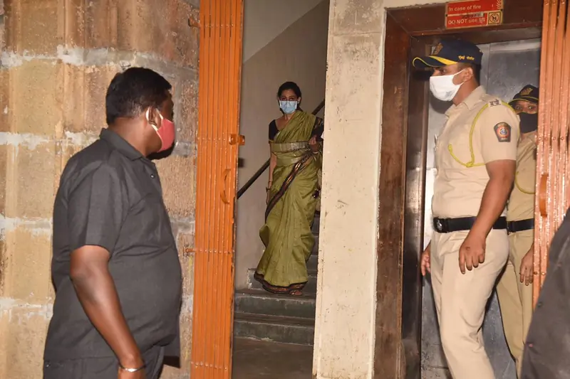 After 6 hours of questioning, Arjun Rampal’s sister Komal Rampal leaves ...