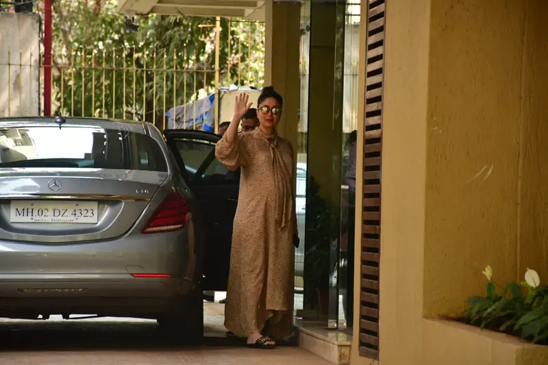 Kareena Kapoor makes a startling entry amid delivery reports; Spotted ...
