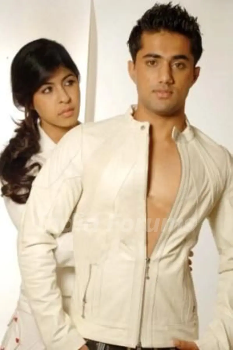 Vishal Karwal with Shraddha Haribhai Photo | 529533