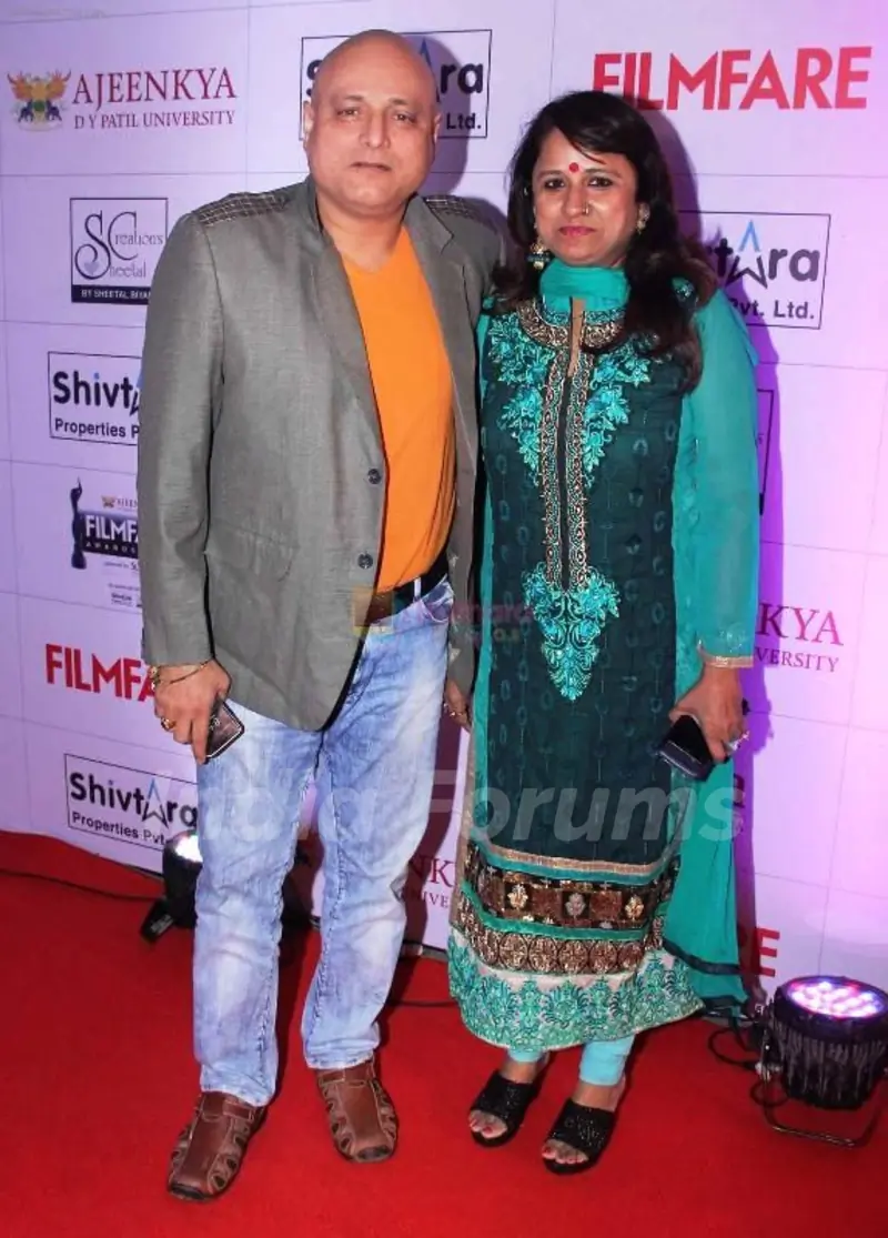 Manoj Joshi With His Wife Photo | 531528