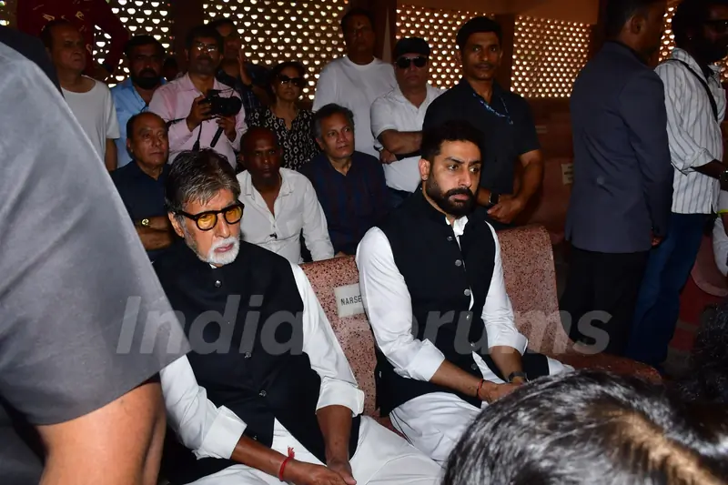 Abhishek Bachchan and Amitabh Bachchan attend Manoj Kumar's funeral ...
