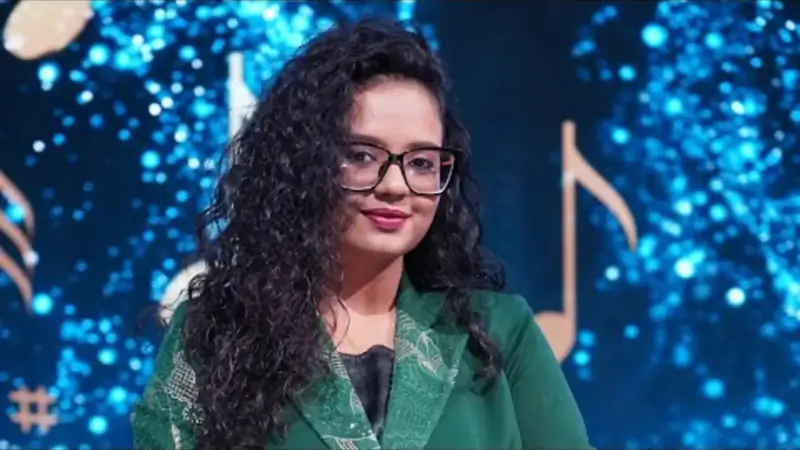 Indian Idol Season 15 Winner Manasi Ghosh Lifts Trophy with ?25 Lakh ...