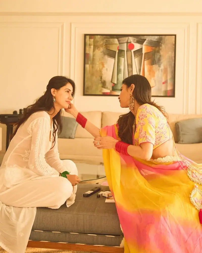 Are Disha-Mouni the New Power Couple? Hand-in-Hand Entries to Girl PDA ...