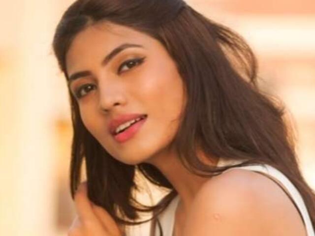 Urvi Shetty Height, Age, Family, Wiki, News, Videos, Discussion & More